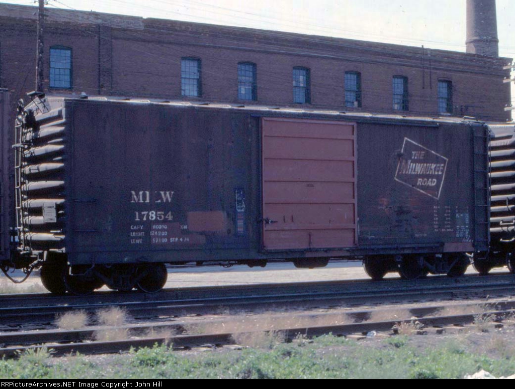 1021-25 MILW 17854 on eastbound freight at Cleveland Ave